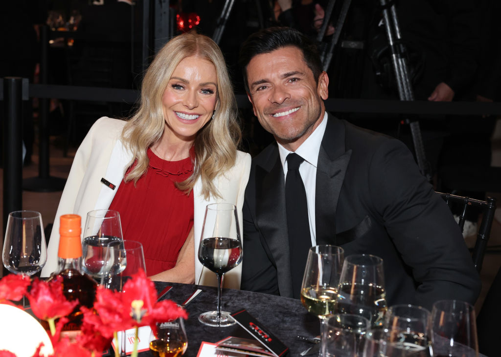 Kelly Ripa and Mark Consuelos Tearfully Say Goodbye to 'Live' Studio ...