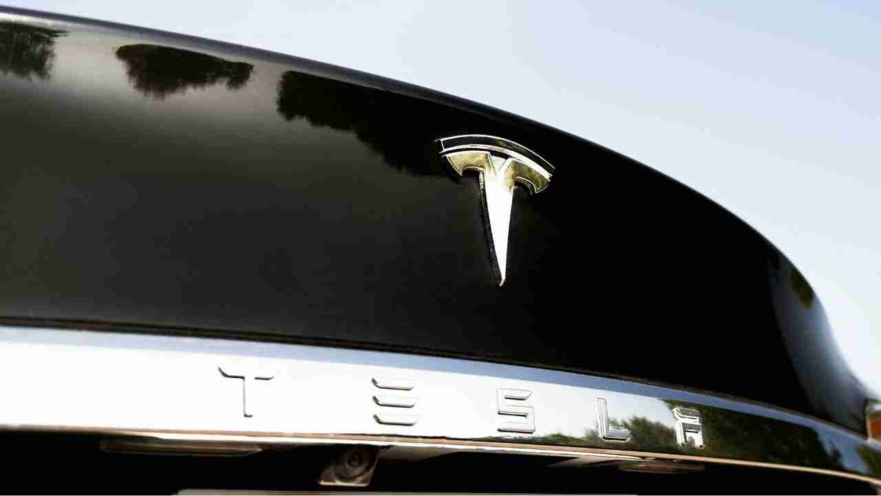 Fire destroys 17 Teslas at a dealership in Rome amid a wave of vandalism