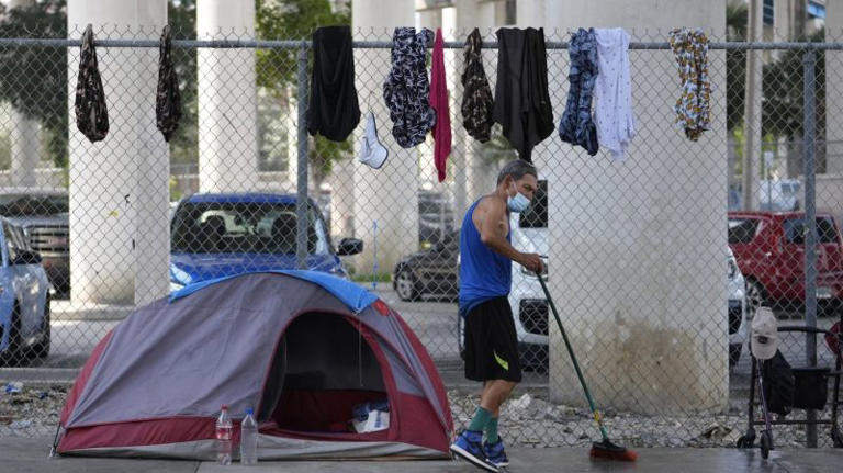 Illinois may ban ordinances or fines against homeless on public property