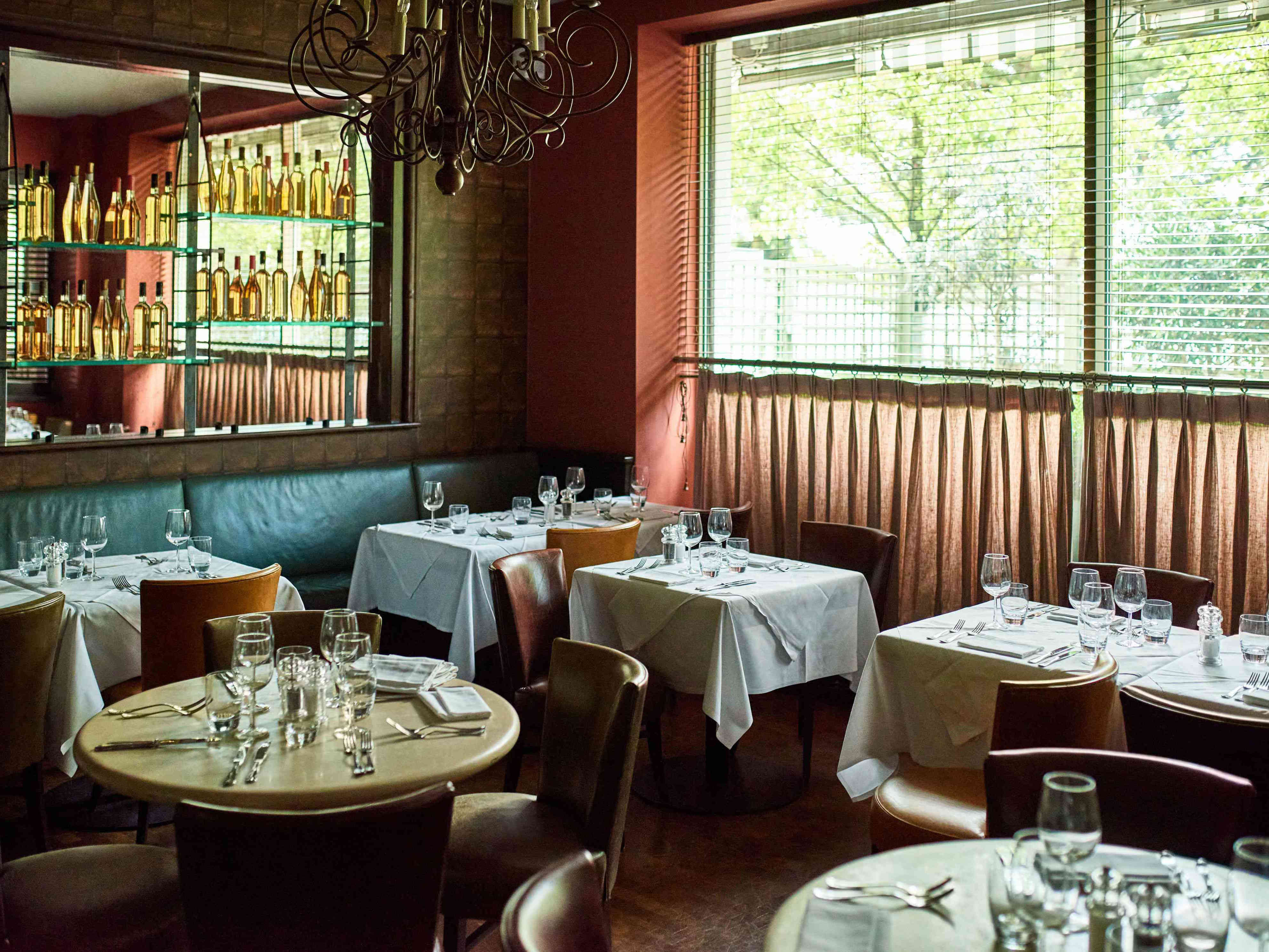 5 signs you should leave a restaurant, according to food critics
