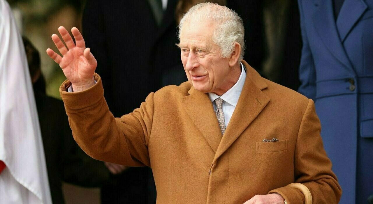 Re Carlo ritrova il sorriso dopo il ricovero: le strette di mano e gli ...