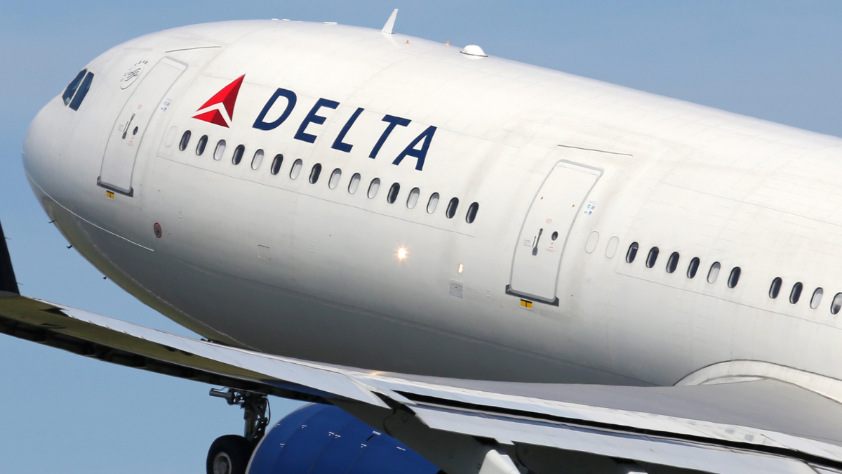 Black Woman Kicked Off Plane For Looking At White Flight Attendant: Lawsuit