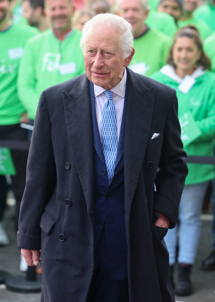 El rey Carlos III anuncia una reducción en su tratamiento contra el ...