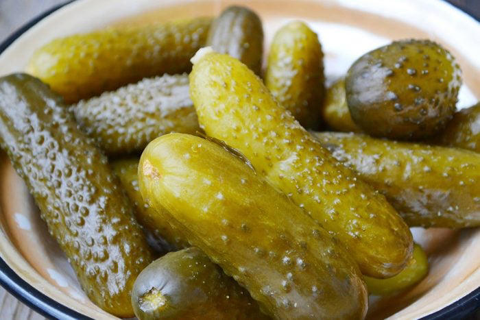 8 Health Reasons You Need to Be Drinking Pickle Juice