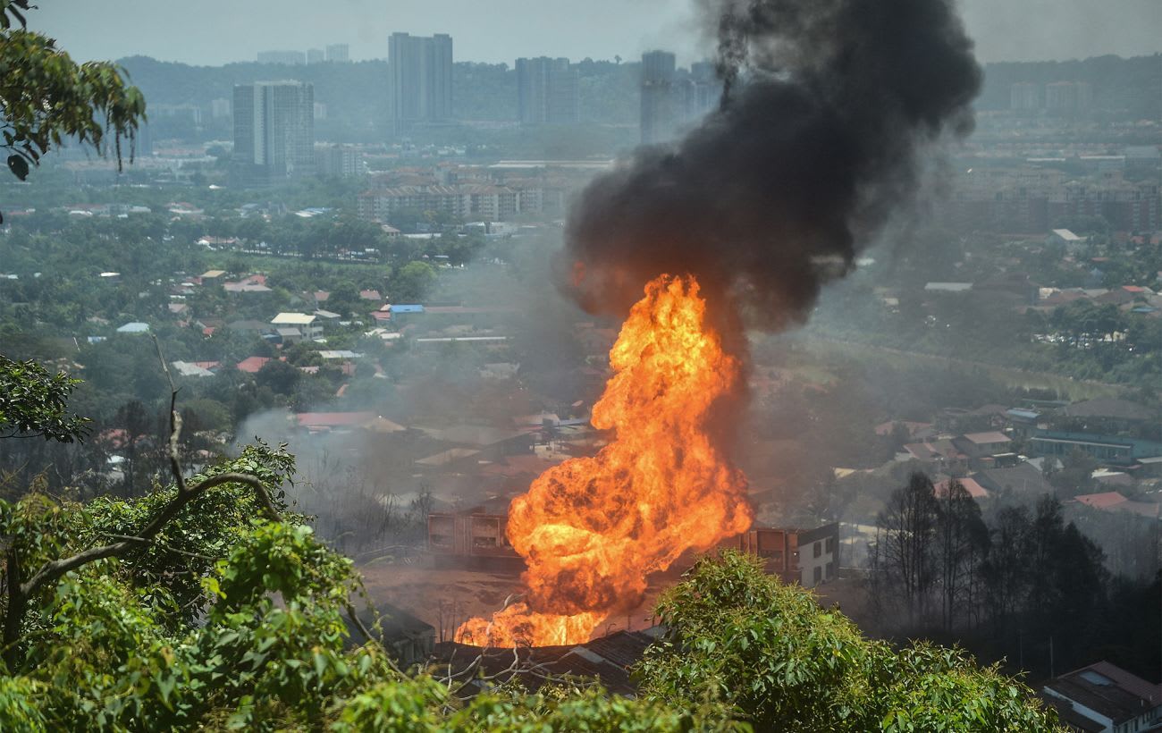 Towering inferno in sky: Massive gas pipeline explosion in Malaysia