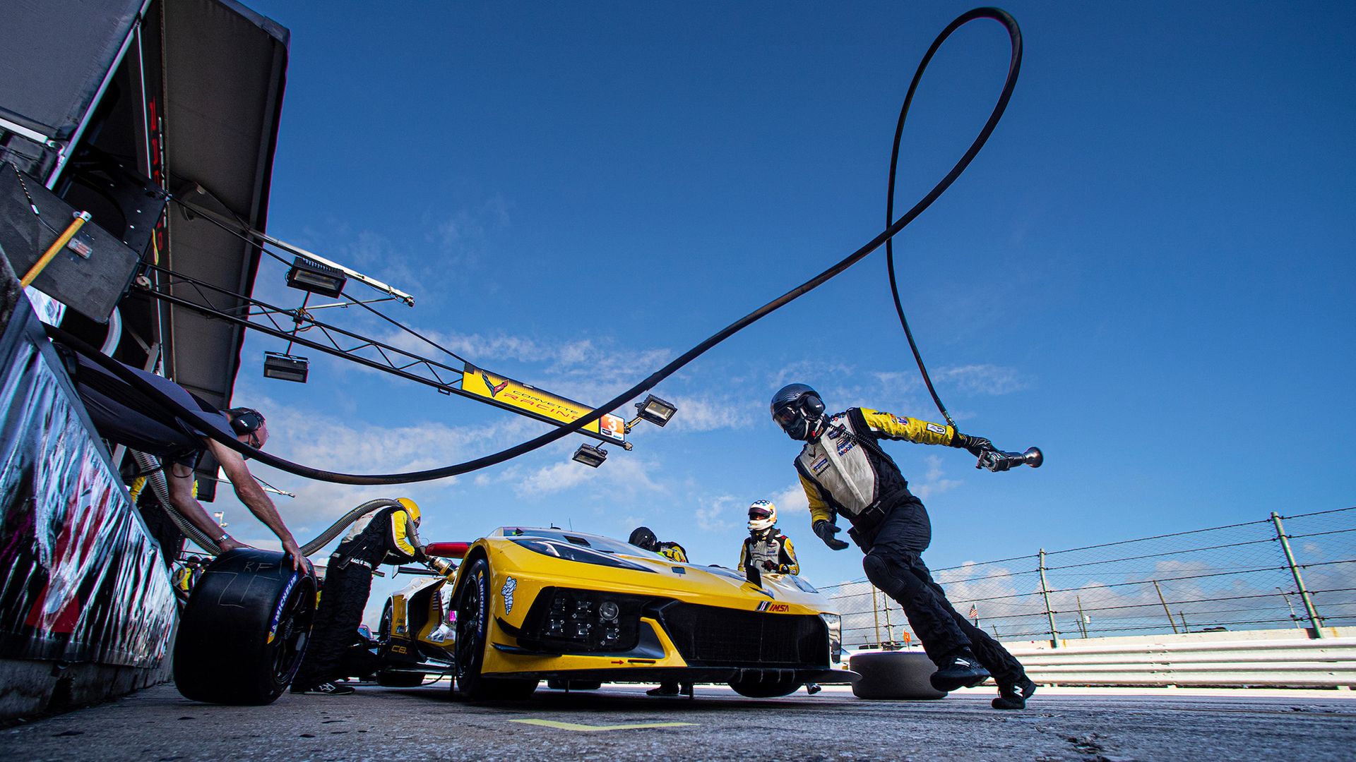 “I had to stay out of the way of the pit crew”, automotive photographer ...