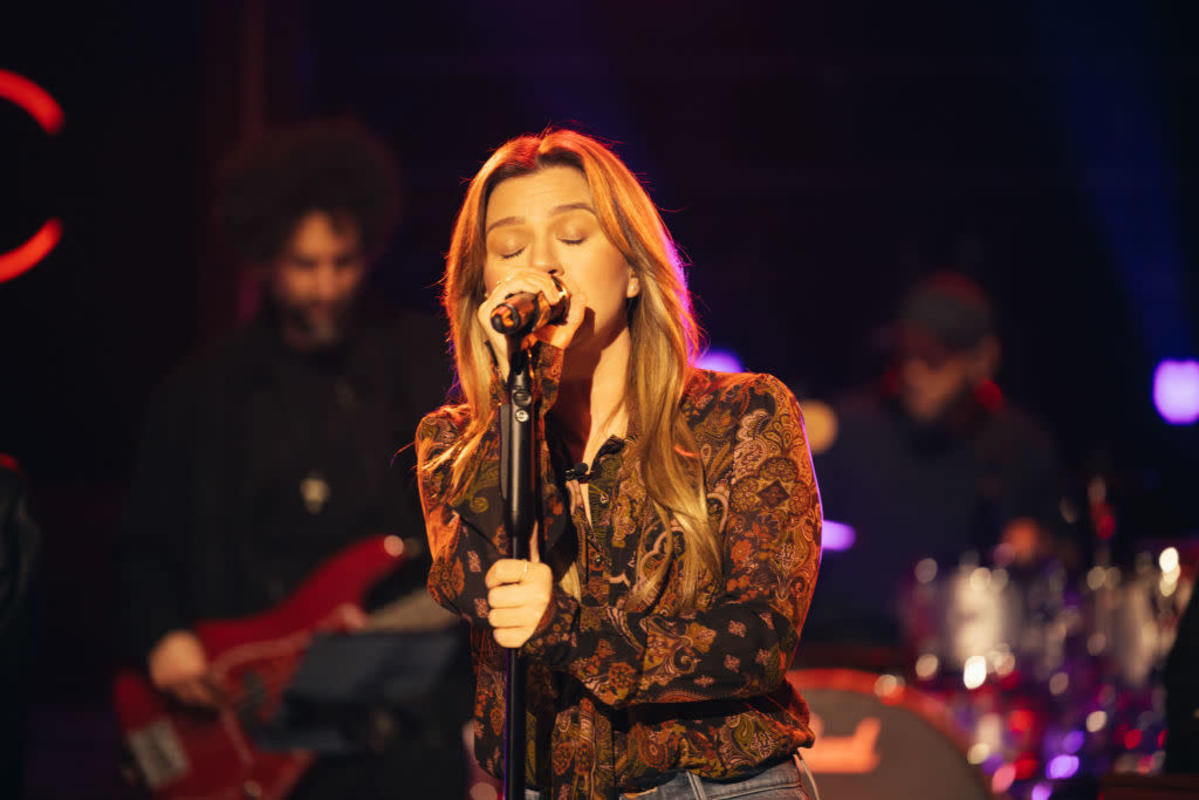 Kelly Clarkson Outdoes Herself With Latest Performance: ‘Sounds Better ...