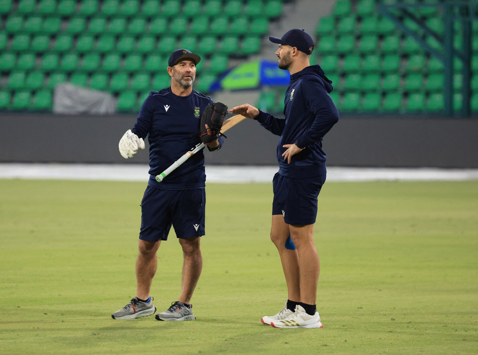 Arsenal win, Man United lose while Real Madrid keep treble hopes alive ...