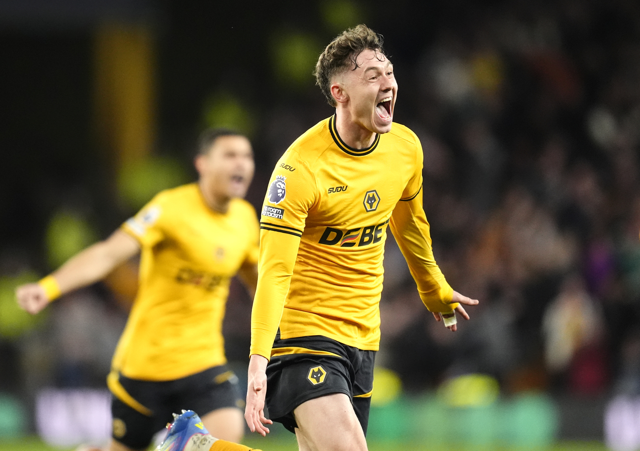 Strand Larsen hits winner for Wolves