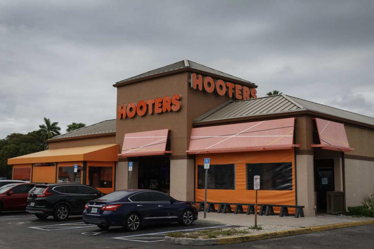Hooters’ Bankruptcy Is the Latest Sign of Trouble for Restaurants