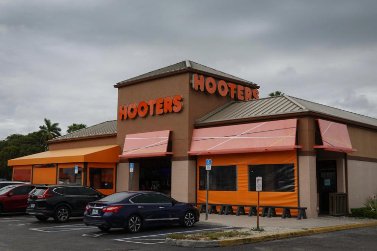List of over 30 Hooters restaurants abruptly closed amid bankruptcy ...