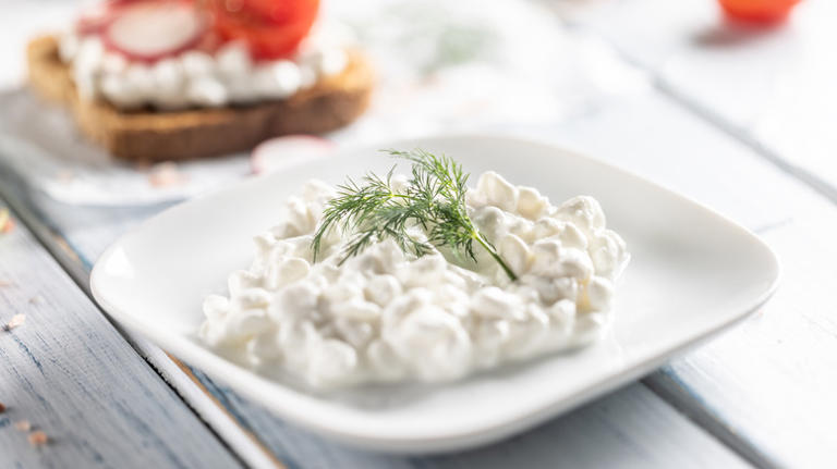 Small Curd Vs Large Curd Cottage Cheese: What's The Difference?