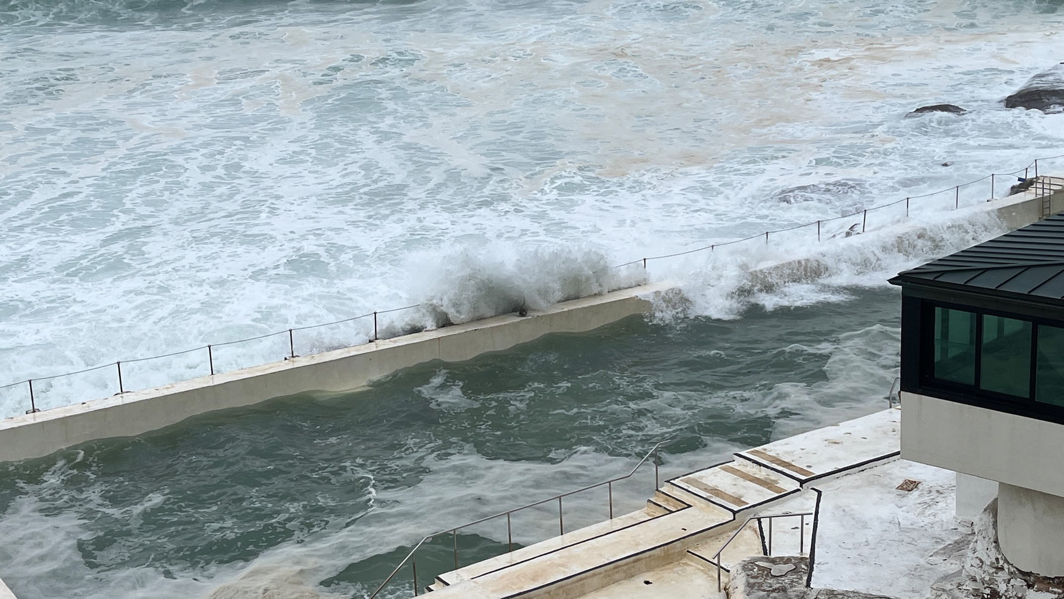 Massive swells and king tides combine to batter parts of Sydney's coast ...
