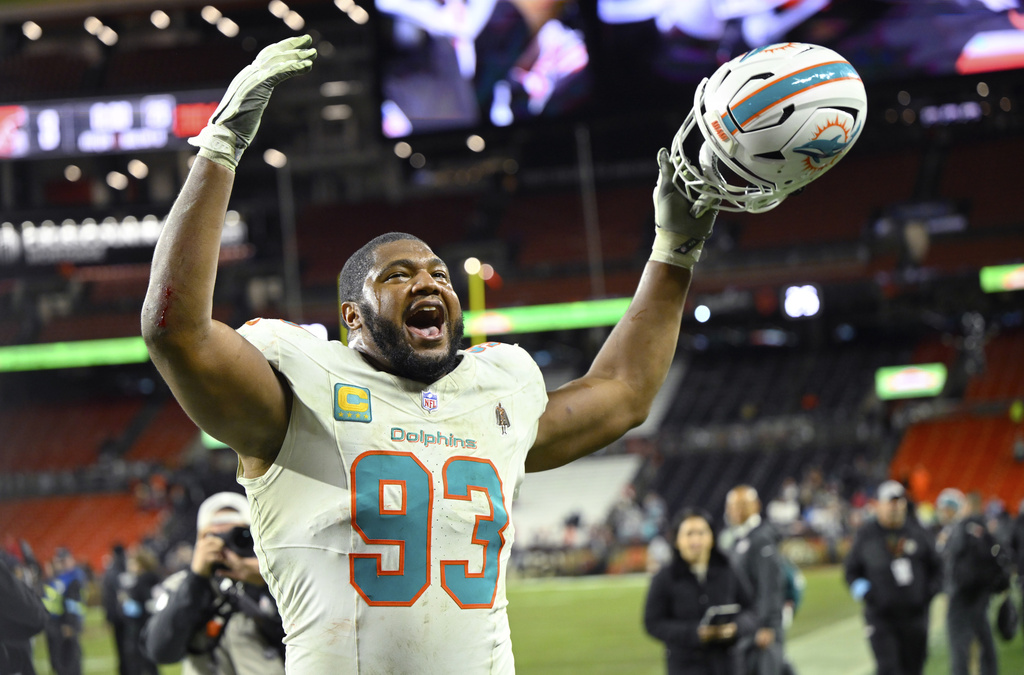 Defensive lineman Calais Campbell signs with the Arizona Cardinals, set ...