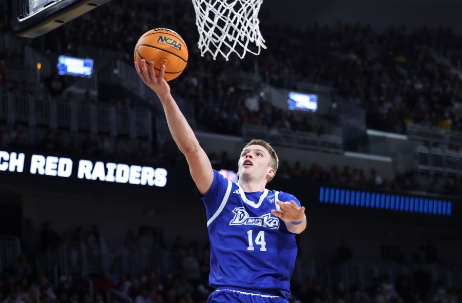 Hawkeyes land former Drake star Bennett Stirtz