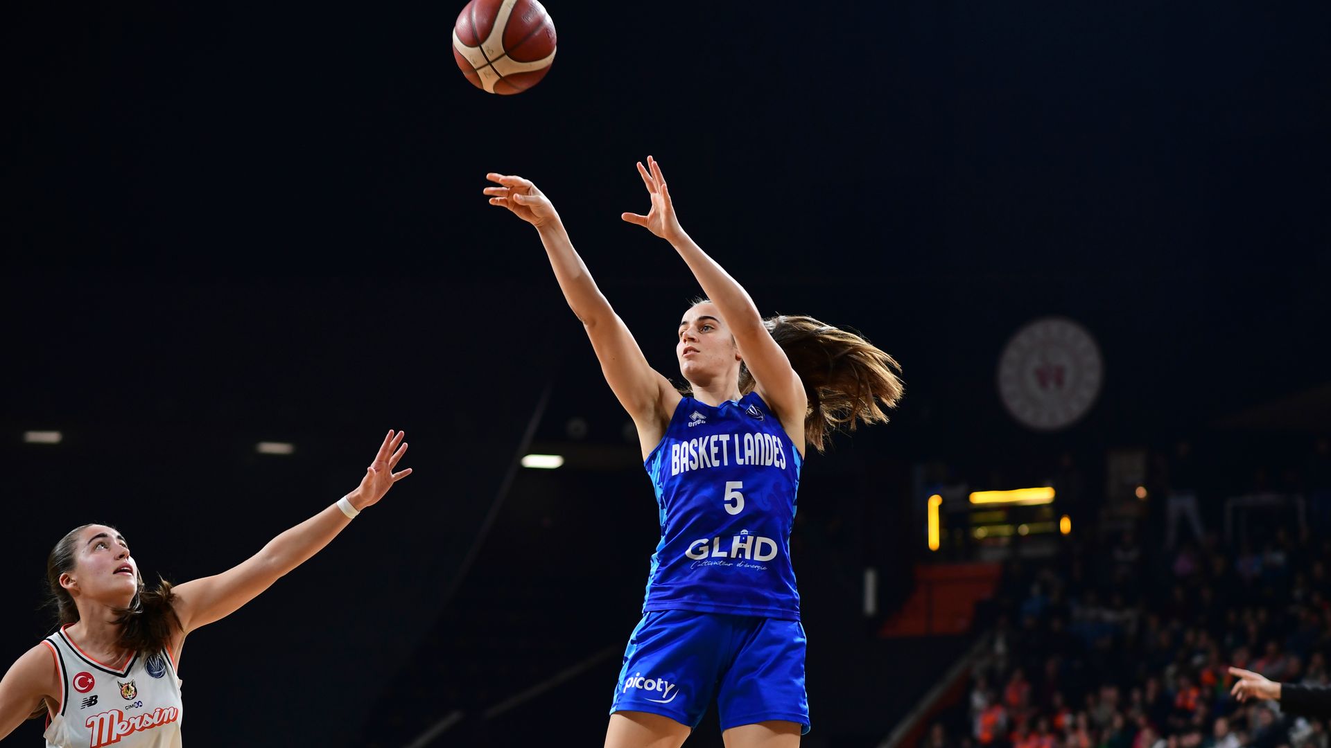 Basketball: Frankreichs Nationalspielerin Marie Pardon wirft Ball in ...