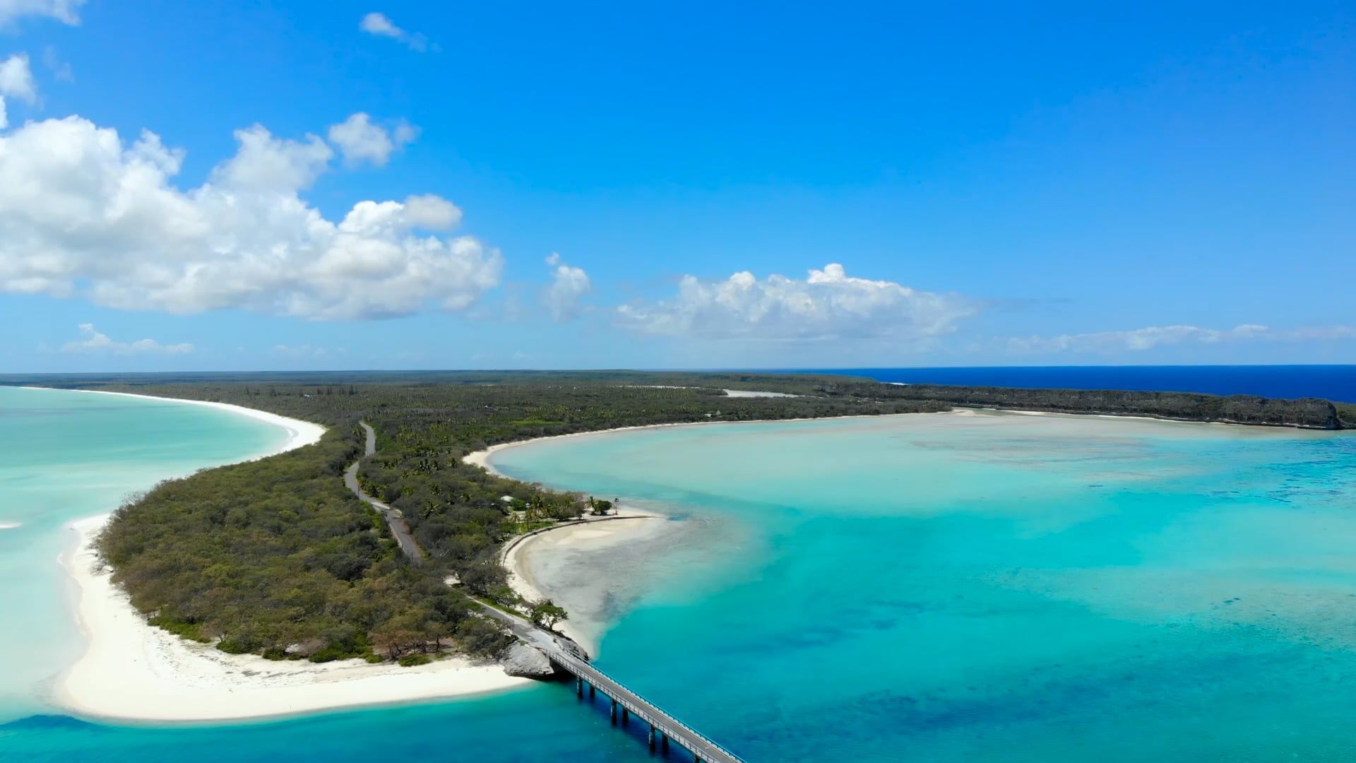 Von smaragdgrünen Hügeln bis zum azurblauen Meer: Luftaufnahmen von ...