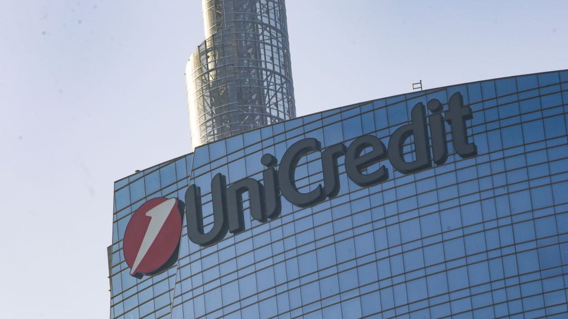 UniCredit: utili trimestrali oltre attese, dividendi per 4,75 mld