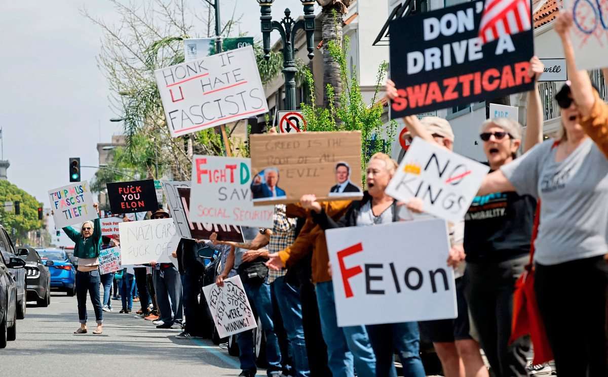 Neonazi-Milizen stellen sich Anti-Tesla-Protesten entgegen