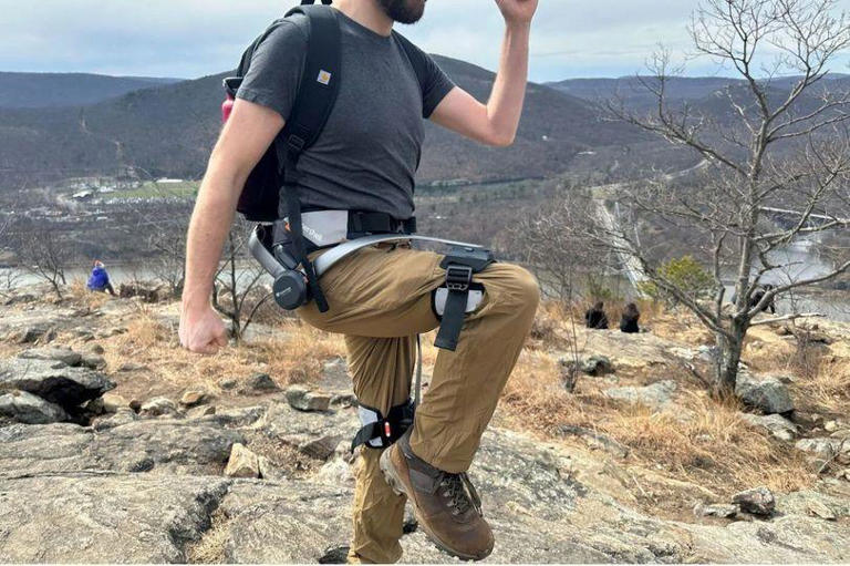 ハイキングしても全然疲れない外骨格「Hypershell Pro X」