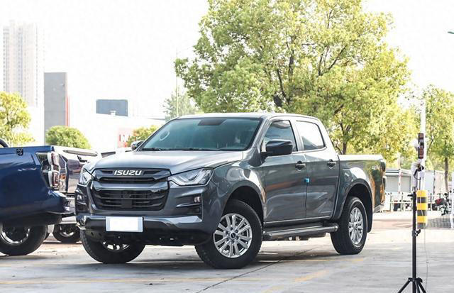 全新越野皮卡上市！外观硬朗比肩猛禽，搭载2.5T柴油+差速锁+8AT