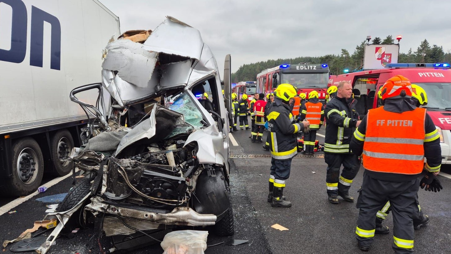 Kleinbus donnert auf A2 in Lkw – mehrere Tote