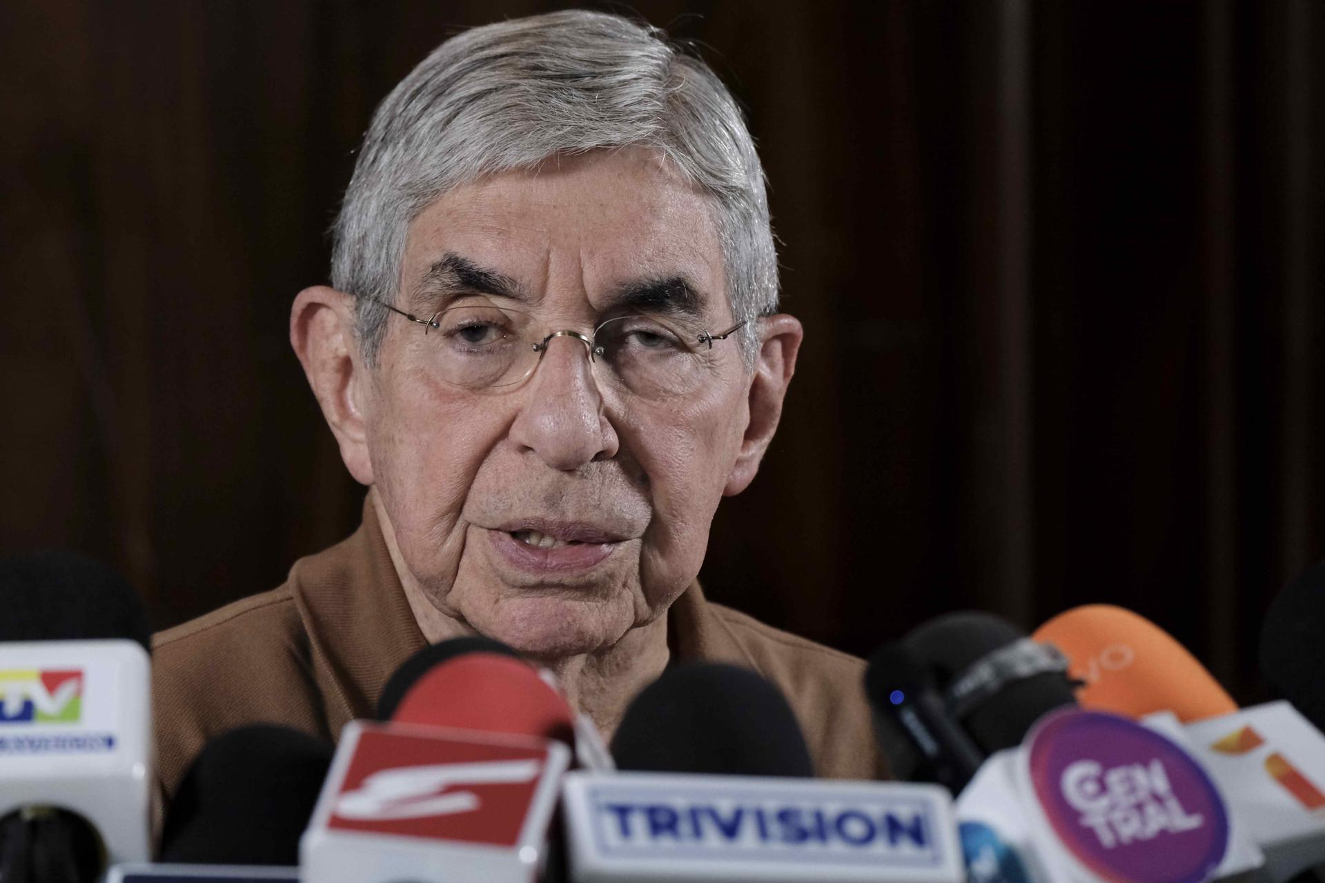 El Nobel de la Paz Óscar Arias no sabe por qué EEUU canceló su visa, pero afirma que nada lo callará
