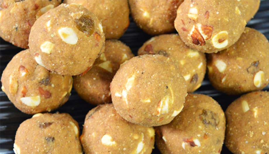 Singhara Laddoo: Everyone likes this sweet as falahar, enjoy it ...