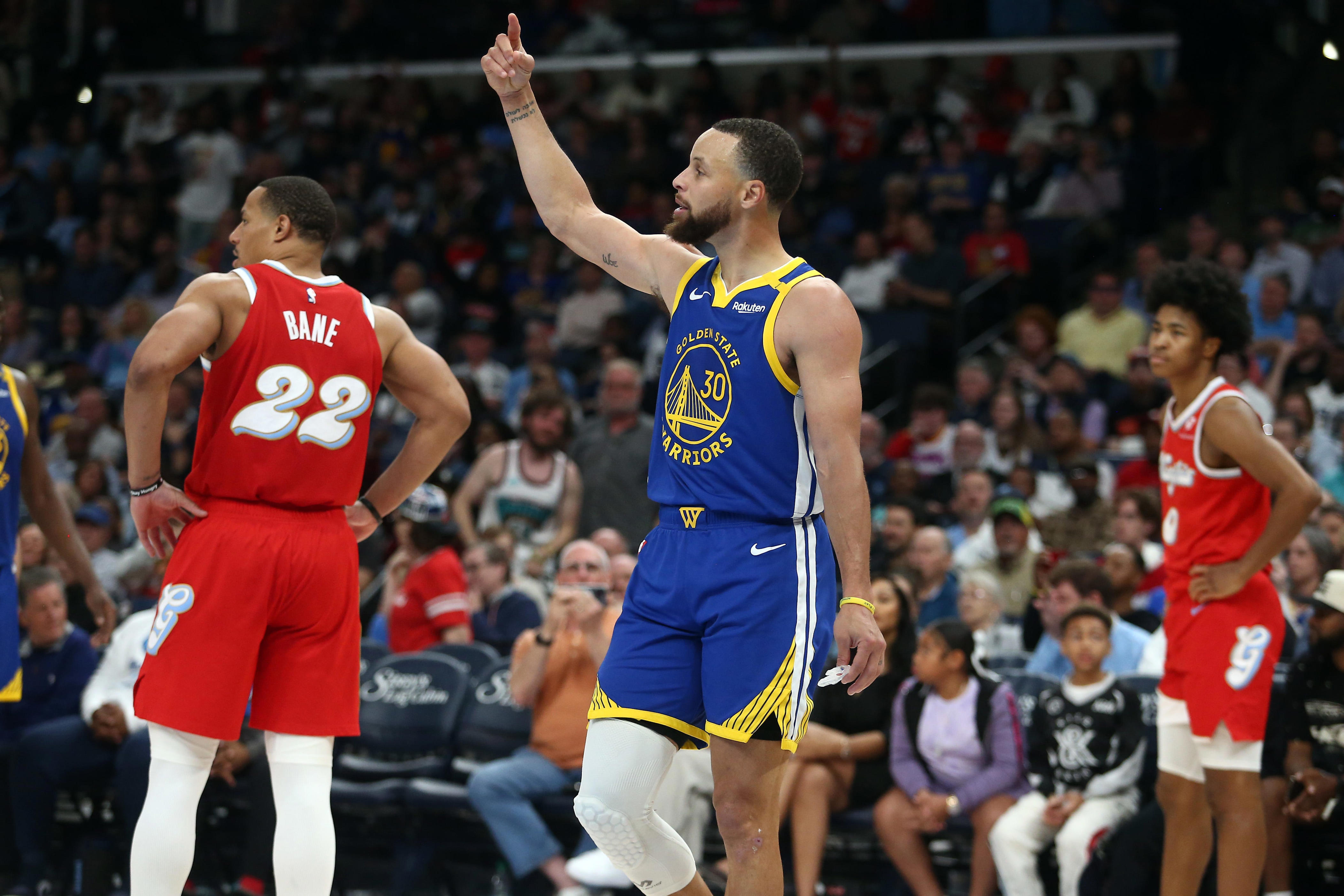 Steph Curry drops 52 points to lead Warriors past Grizzlies in thriller ...