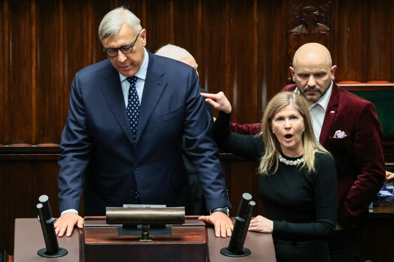 "Złaź, morderco!". Posłanka PiS jak w amoku wykrzykiwała te słowa do ...