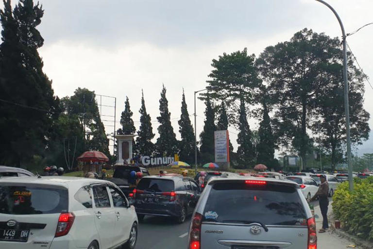 Jalur Puncak Macet dengan Antrean Kendaraan Capai 12 Kilometer