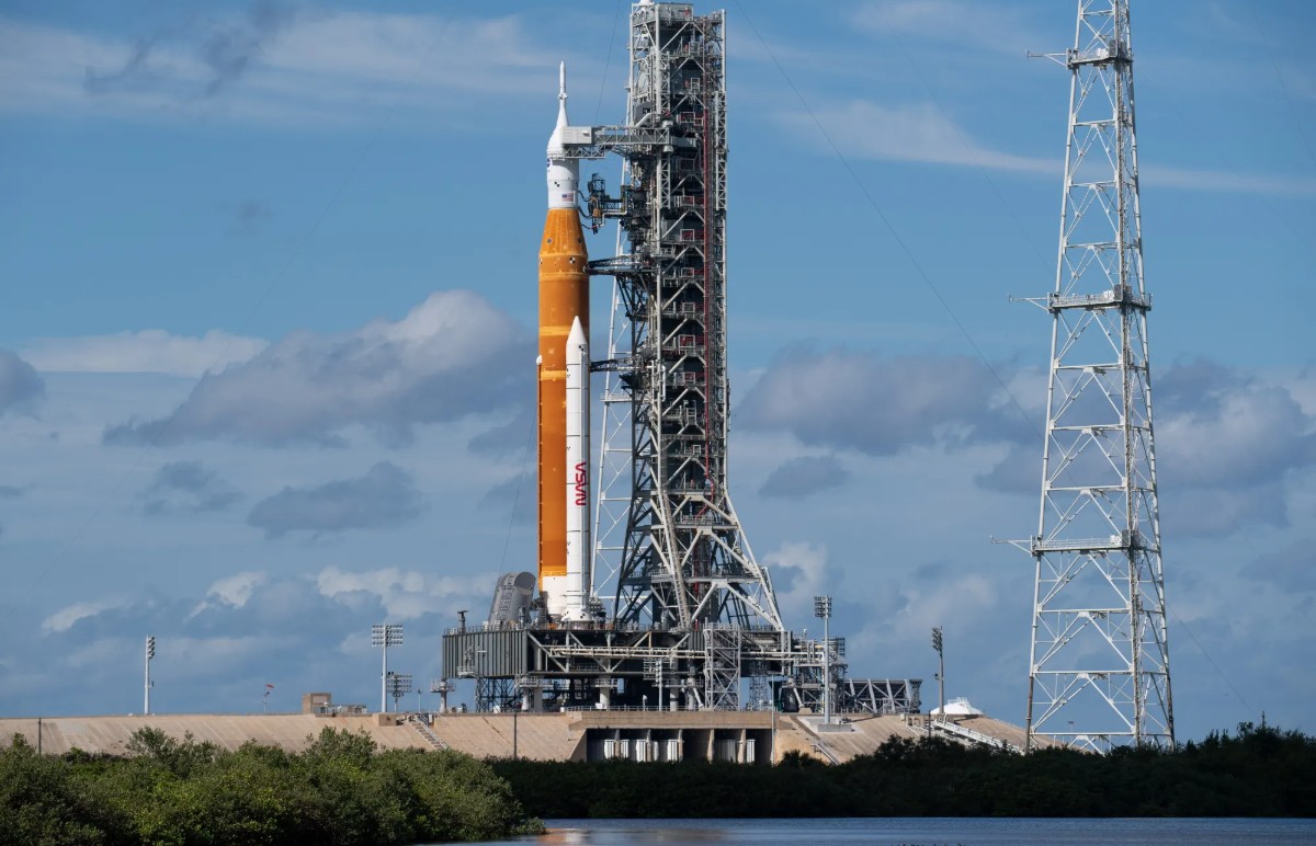 Opinion: NASA's moon rocket program is an annual $100 million boost to ...