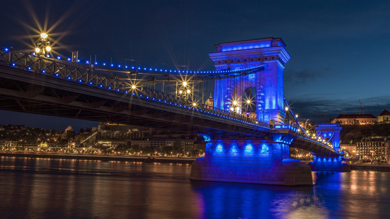 Kék fénybe borul a Lánchíd és a Müpa is