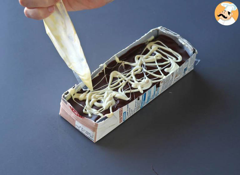Chocoladereep in franui-stijl met frambozen, witte chocolade en pure ...