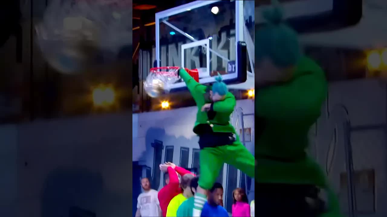 Shaq reacts to a Leprechaun dunking over the rainbow! ️