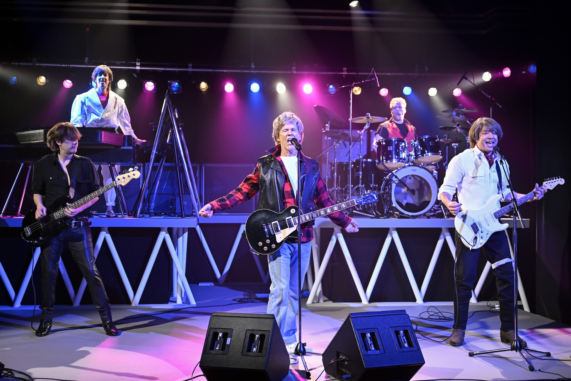 Kevin Bacon Transformed into Bryan Adams to Sing "Summer of '69" with ...