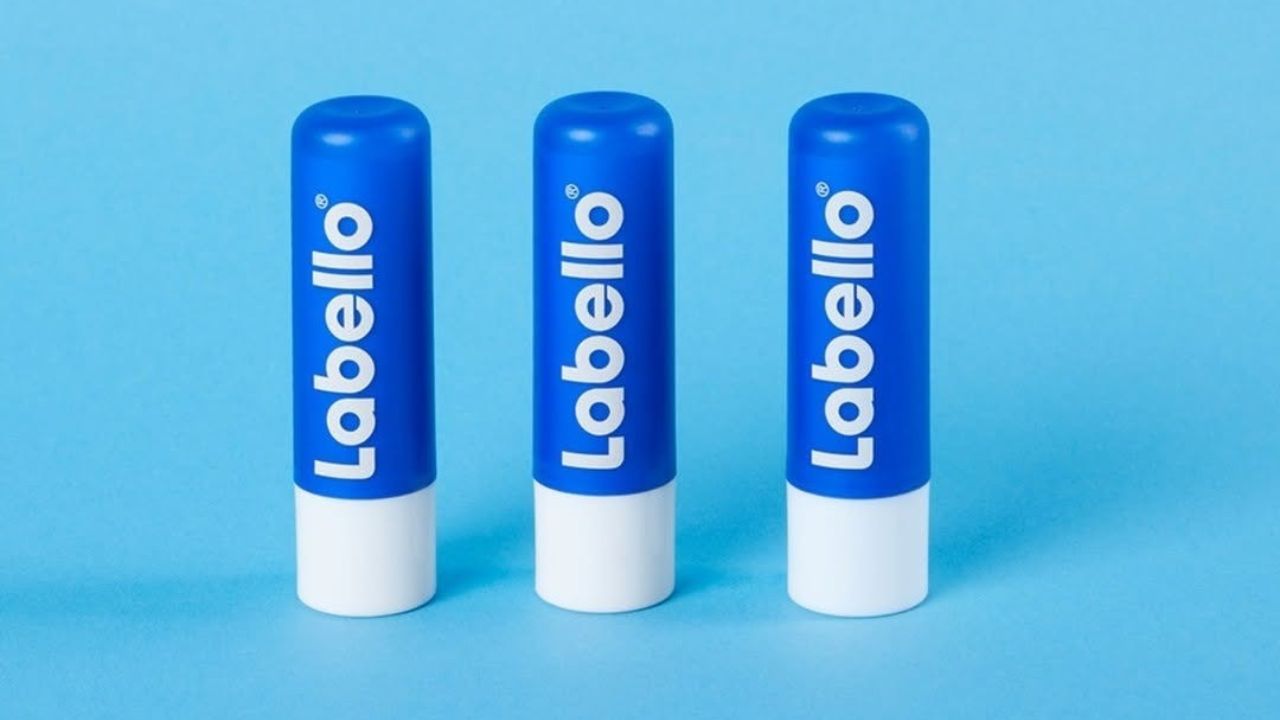 Adieu le Labello bleu, voici pourquoi le célèbre stick qui a marqué ...