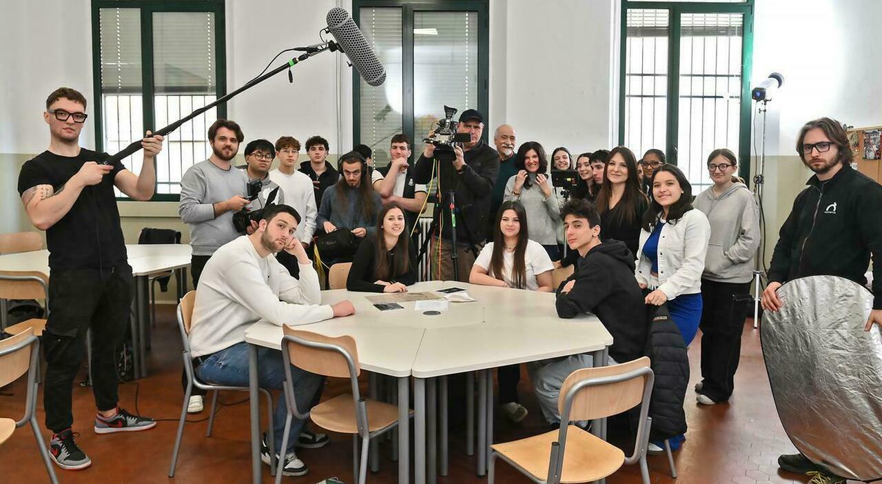 Gli studenti del Besta sul set con Gli Alcuni per raccontare la storia ...