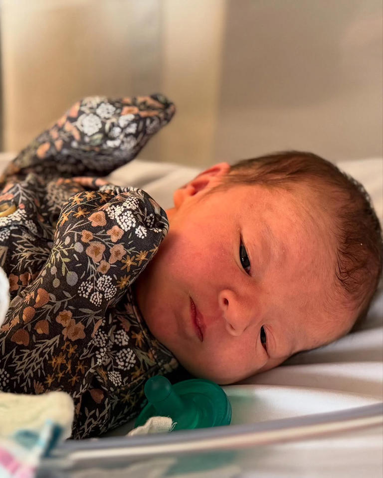 See the moment Travis Kelce meets Jason and Kylie’s newborn daughter ...