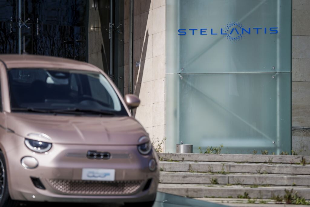 Firmato il rinnovo del contratto Stellantis, aumenti e una tantum da ...