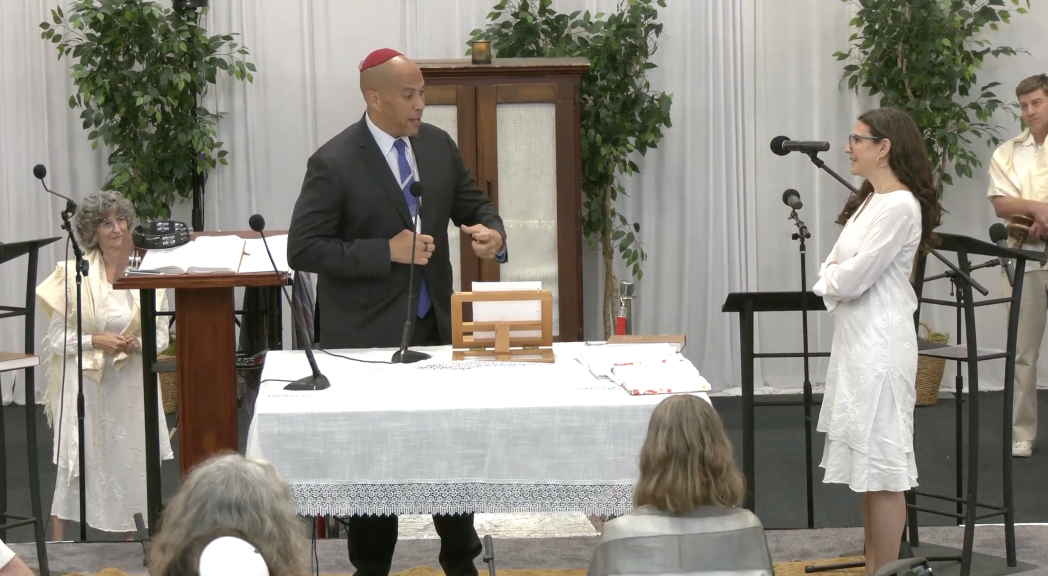Cory Booker spoke at a synagogue on Yom Kippur. Its rabbi says Jews ...
