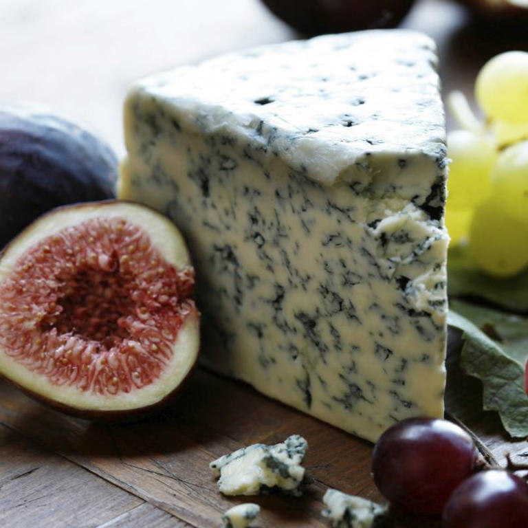 11 emblematic cheeses of the world that will make you travel without ...
