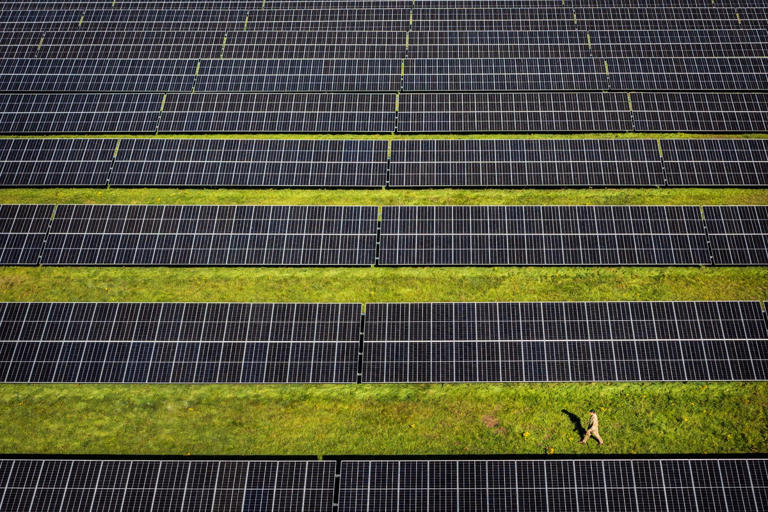 Sunny weather sees new record for British solar power