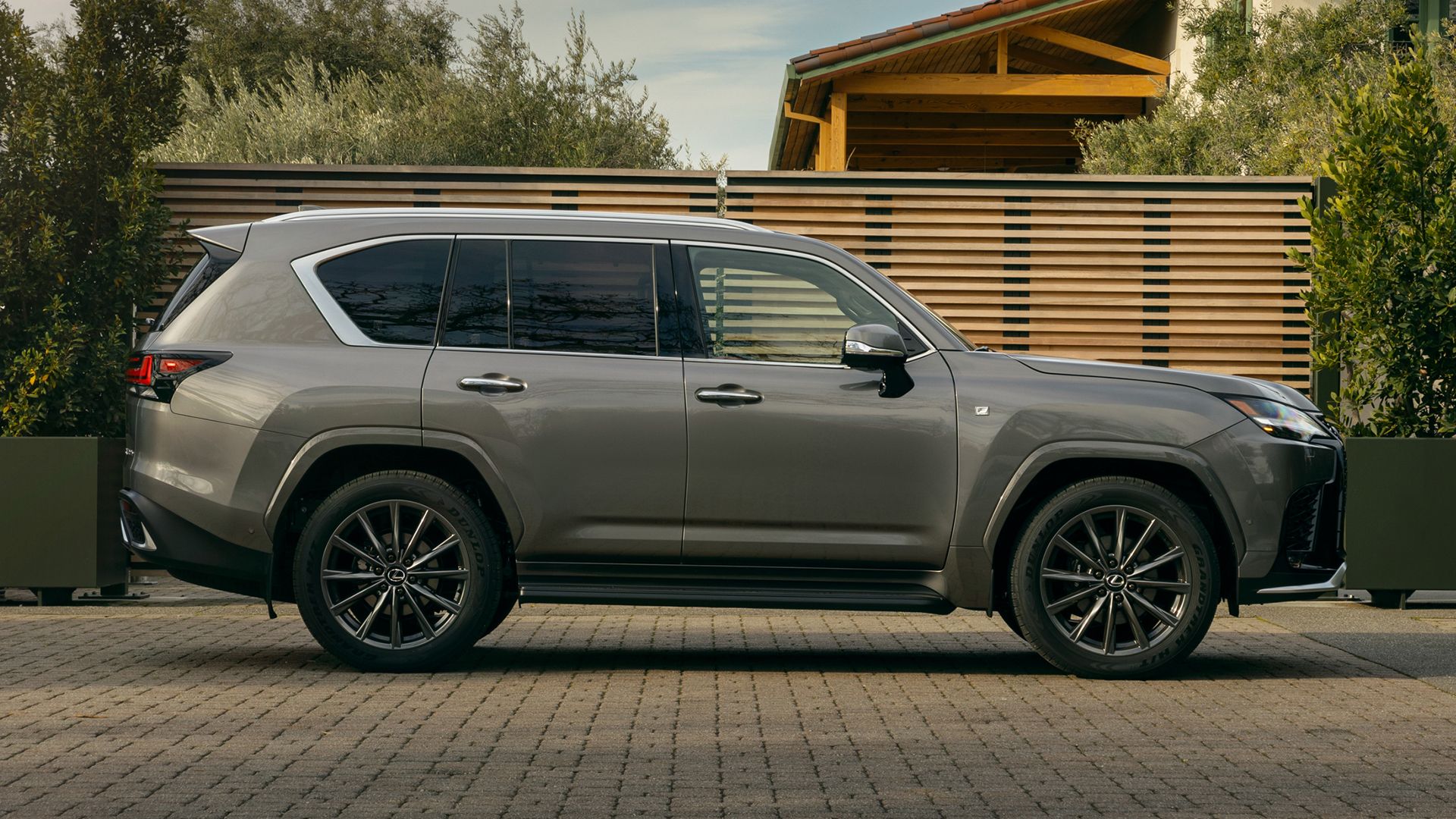 Best large SUVs | 2026 full-size crossovers and SUVs rated | CarBuzz