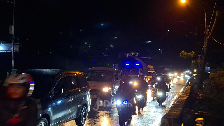 Kepadatan di Jalur Wisata Garut, Polisi Berlakukan One Way Sepenggal