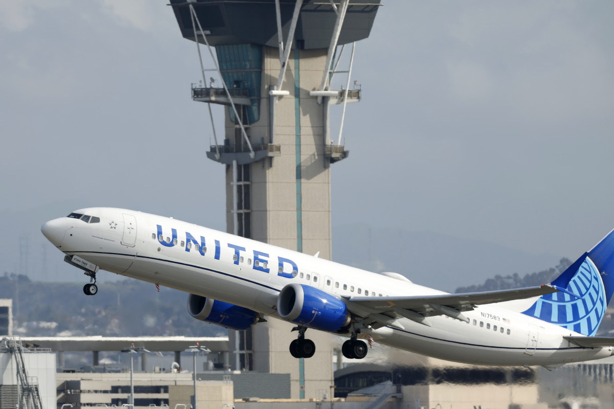 United CEO Calls Out Budget Airlines