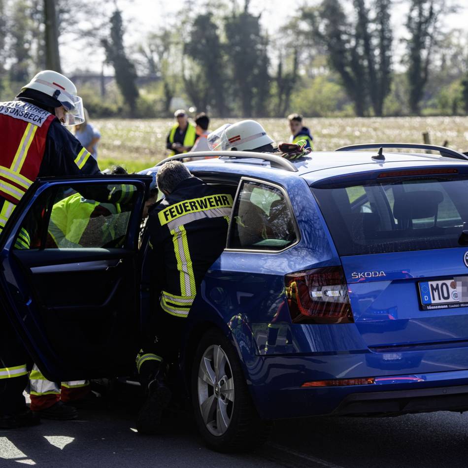 36-Jähriger kommt von der Straße ab und kollidiert mit einem Baum