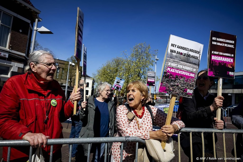 Honderd activisten demonstreren bij jaarvergadering AH-moeder