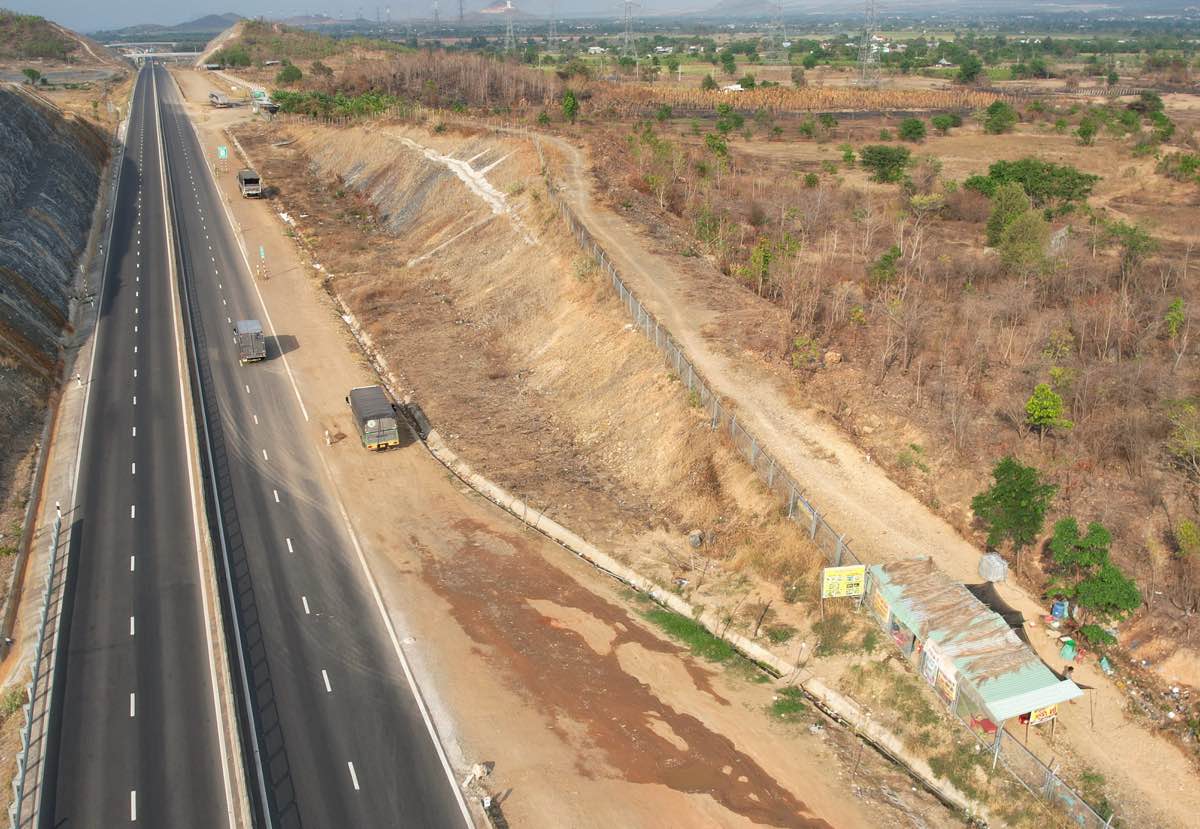 Hàng quán tự phát vẫn bày bán ven hàng rào cao tốc Vĩnh Hảo - Phan Thiết