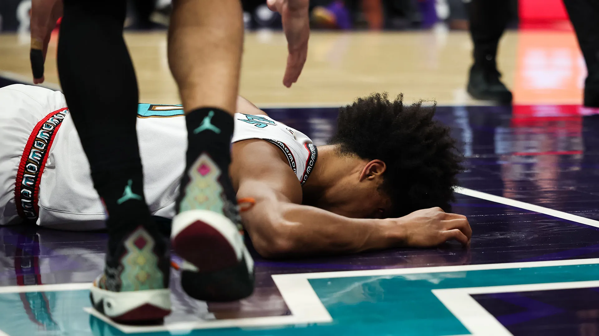 Hij stoot zijn hoofd op de harde vloer, angstige val in de NBA: de foto's